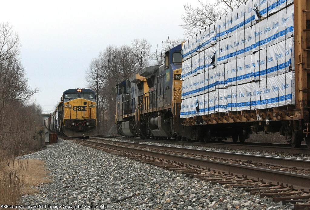 CSX train X373 meets Q370